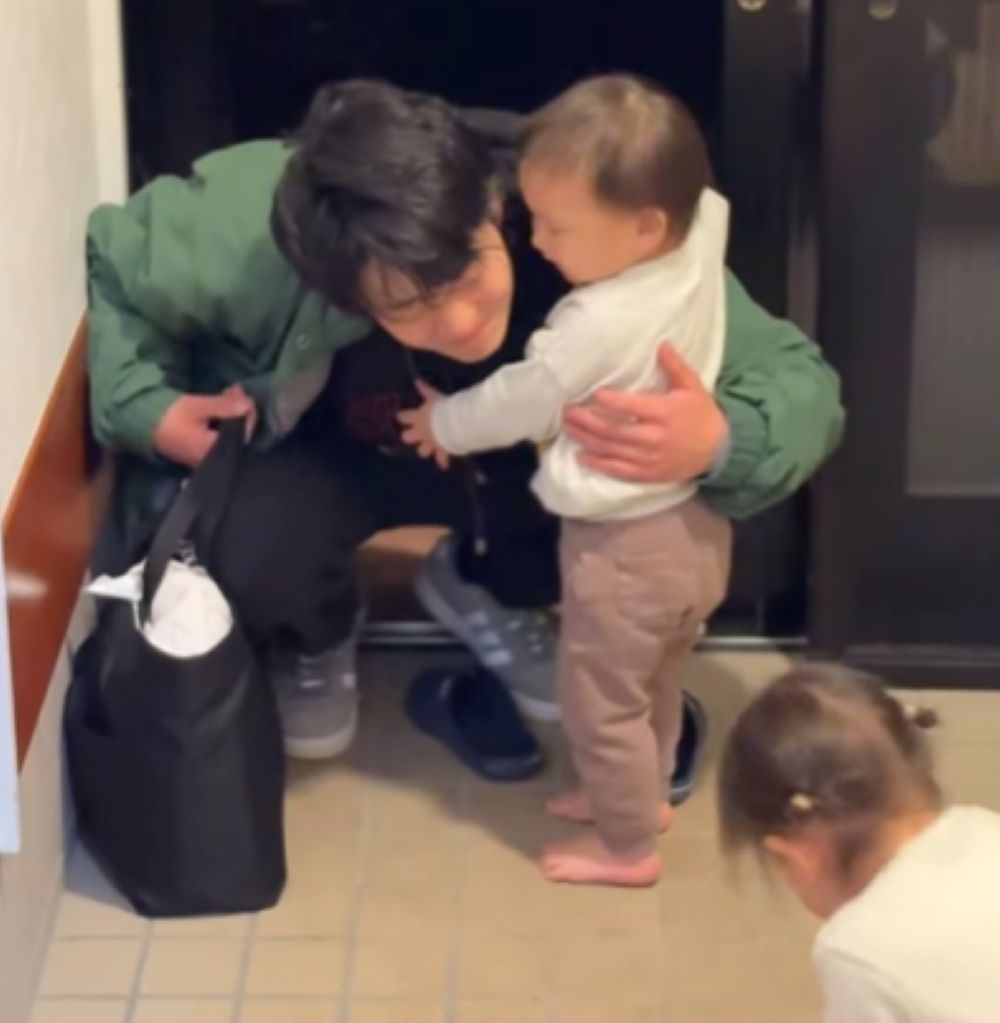 息子さんを抱きしめるパパさん（@run.k1102さんより提供） – ほ・とせなNEWS